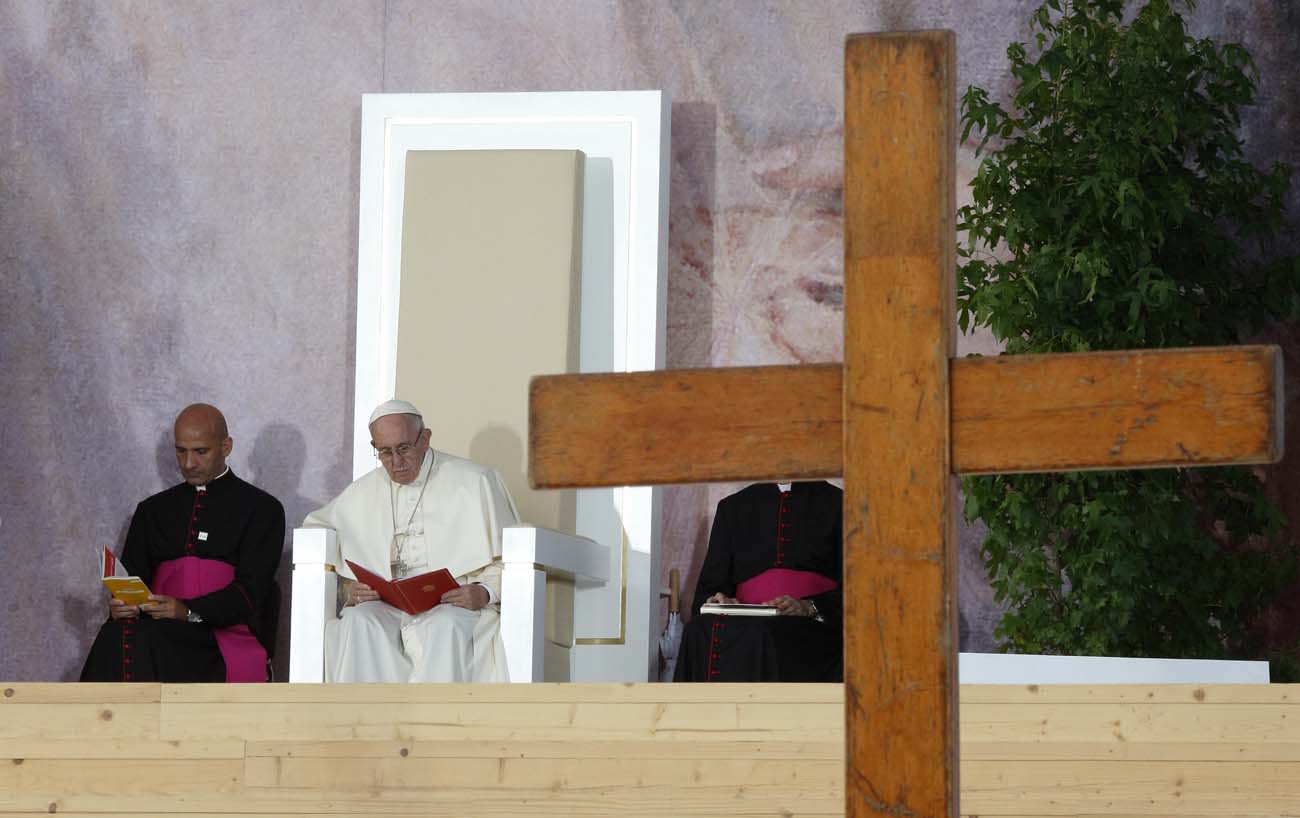 Cross is sign of God's love, not just a shiny trinket, pope says ...