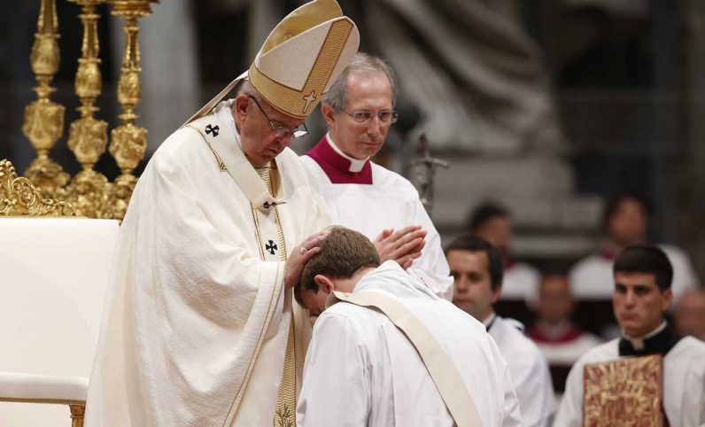 Priests should ease, not add to faithful's burdens, pope says ...