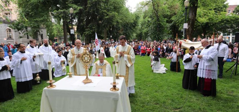 Oregon Catholics take God's love to streets with eucharistic procession ...