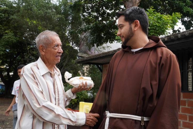 Bible-preaching priest becomes social media star - CatholicPhilly