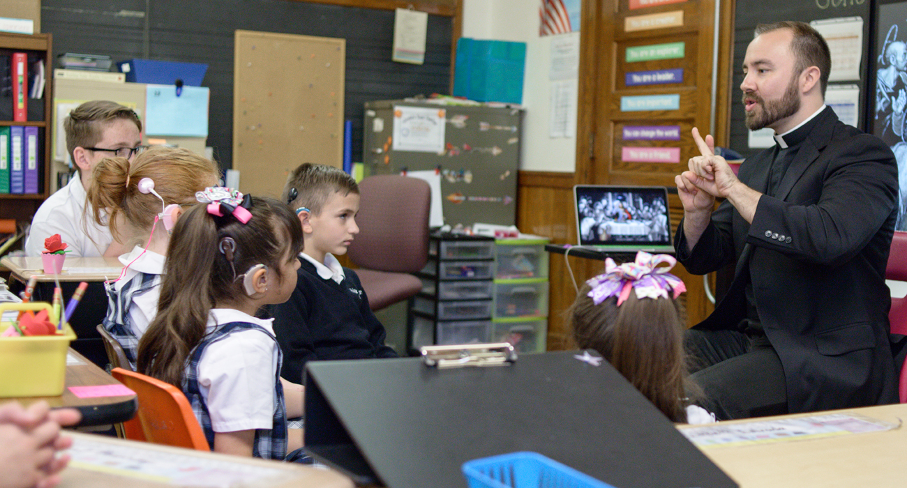 Deaf faithful pray the Mass in their own tongue, ASL - CatholicPhilly