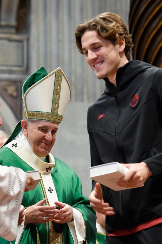 God's word brings light to life's dark corners, pope says at Mass ...