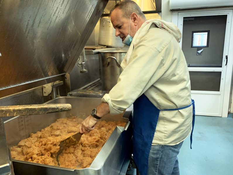 Faithful serve hundreds of Thanksgiving meals to area families ...