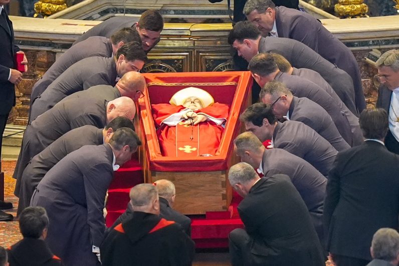 Prayer, Pilgrims Accompany Pope's Body to Basilica - CatholicPhilly