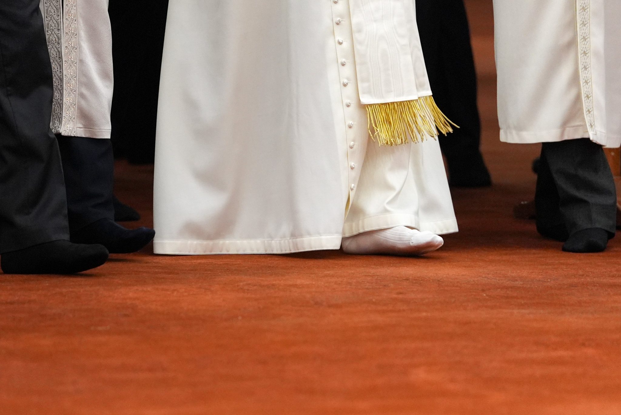 Pope Visits Famous Istanbul Mosque but Does Not Pause to Pray ...
